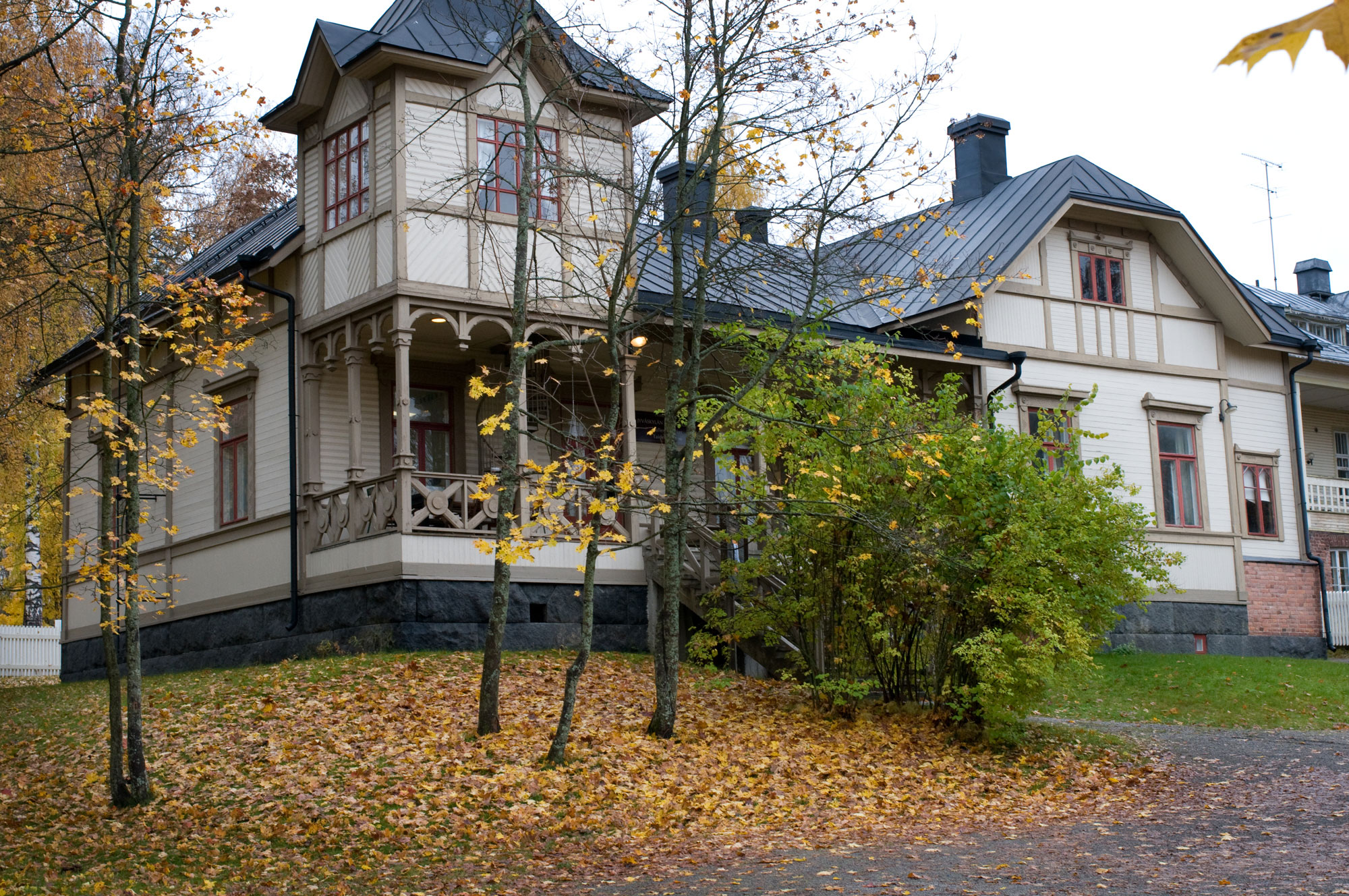 Vappuna 1.5.2019 Galleria Becker ja taidelainaamo ovat suljettu.